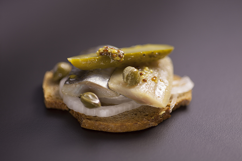 Montadito de arenque ahumado con encurtidos – Carpier Ahumados